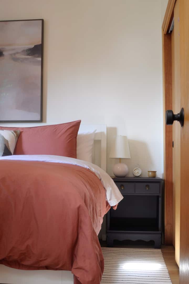 Sleeps 8 • Girls Weekends • Spacious & Stylish - Alberta