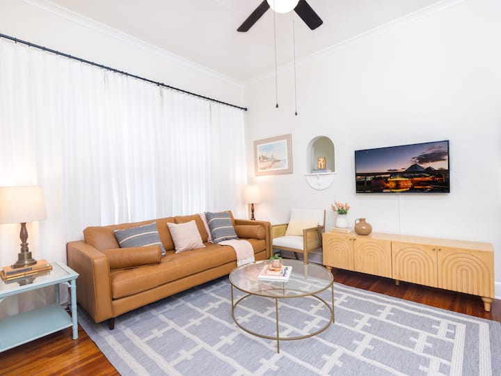 Lovely 2bed W/ Patio| 4blks From Downtown + Beach - St. Petersburg, FL