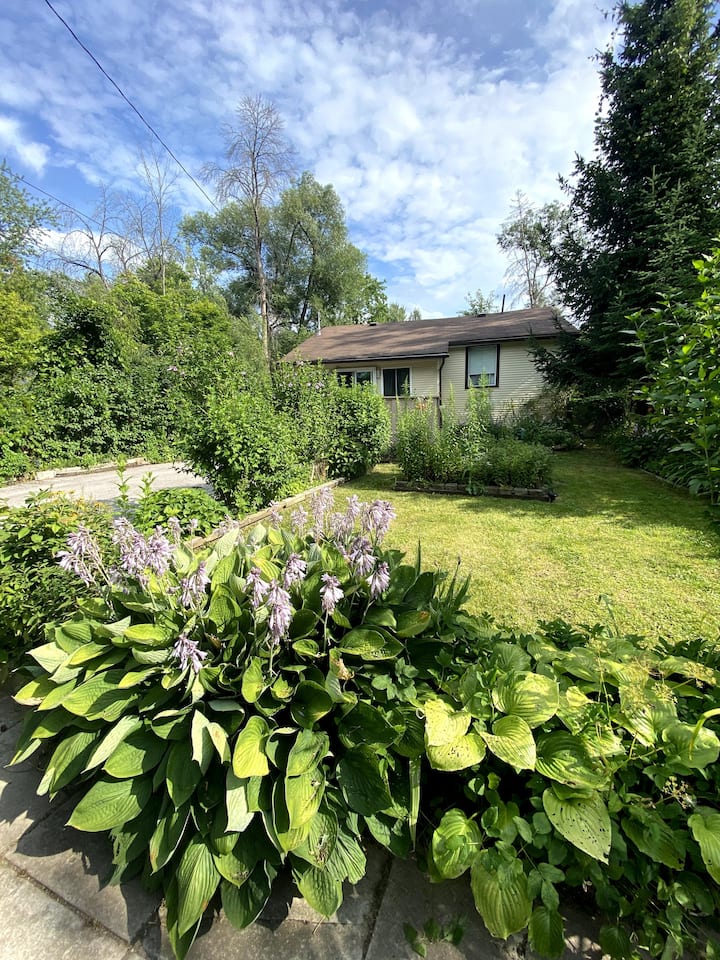 Cozy 2 Bedroom Cottage With Beach 5 Min Walk Away! - Innisfil
