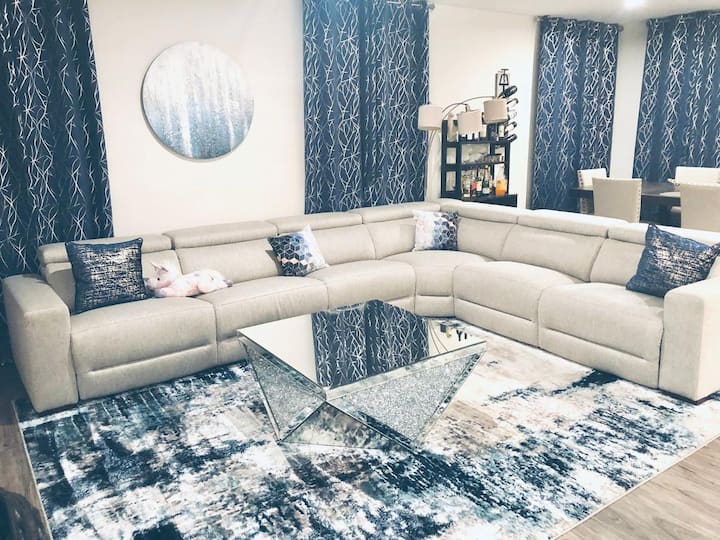 Luxurious 4br House W/2 King Beds, 86" Tv, Parking - Oswego, IL