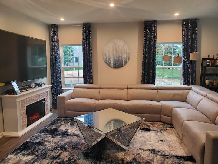 Luxurious 4br House W/2 King Beds, 86" Tv, Parking - Big Rock, IL