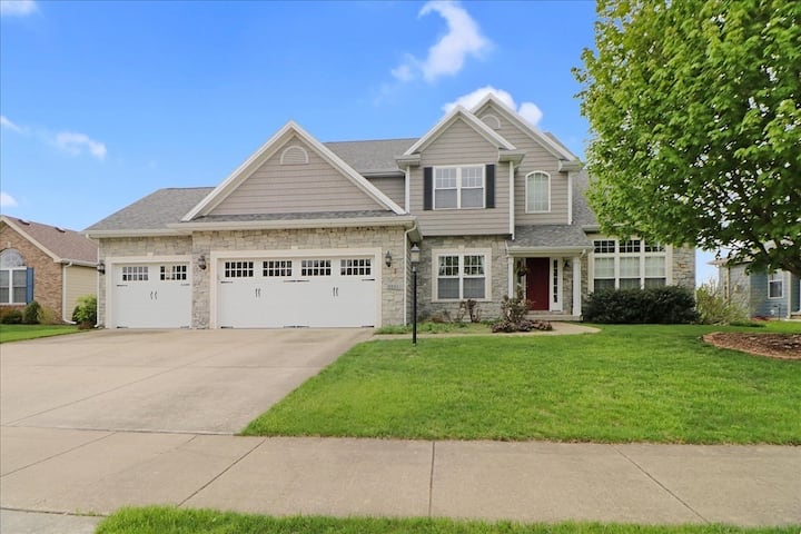 Large Home Located On Atkins Golf Club - Urbana, IL