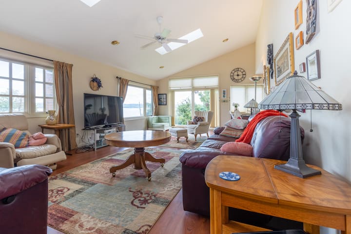 Lake House - Roomy And Relaxing 3 Bedroom - Canandaigua, NY
