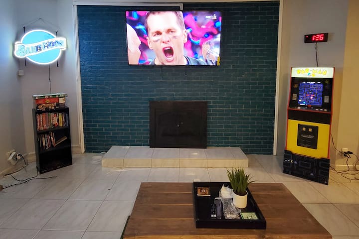 Western Mass 2 Bed With Parking And Laundry For 8 - Springfield