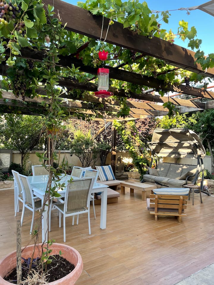 Huge Apartment With Gorgeous Hummingbirds Backyard - Jerozolima