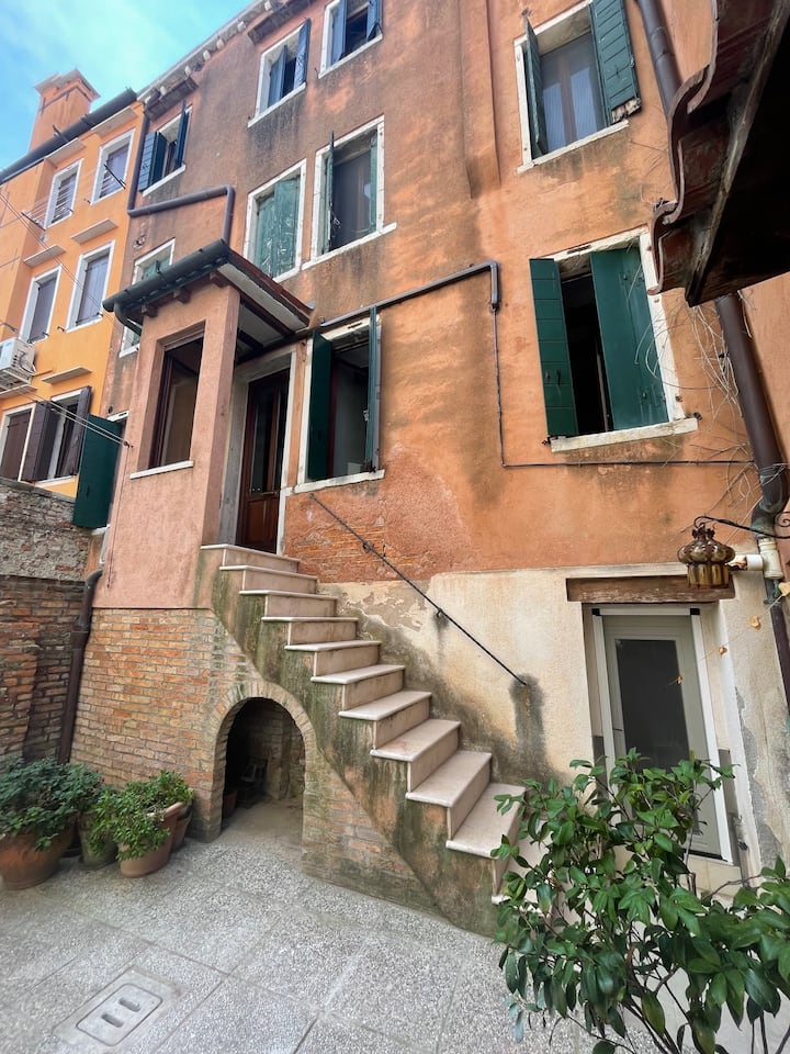 Stylish Two-bedroom Flat With Private Courtyard - Venice