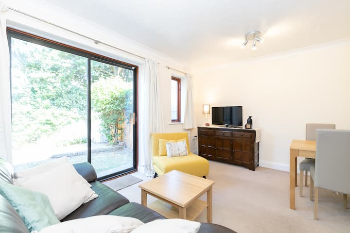 Cheerful 2 Bedroom Property With Allocated Parking - Oxford