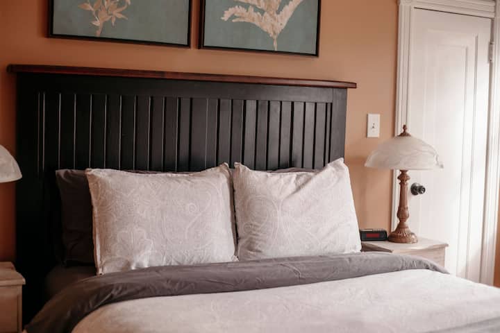 Cozy New Historic & Quaint Two Bedroom Home - Bracebridge