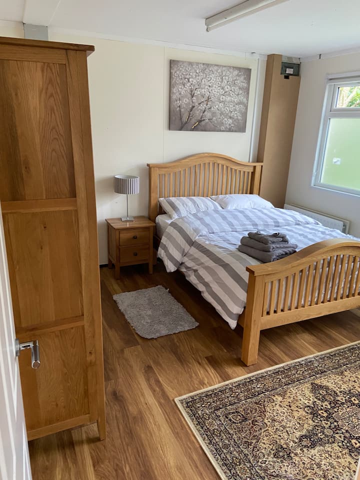 Adorable 2 Bedroom Holiday Home With Patio - Antrim