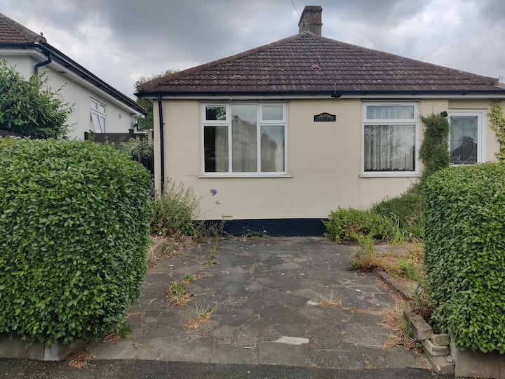 Spacious 3 Bed Detached Bungalow In Romford - Brentwood