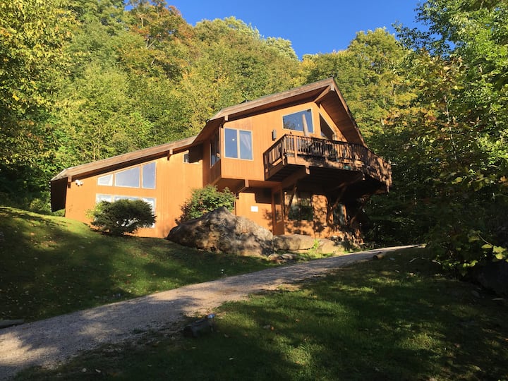 Luxury Ski Cabin, 2 Bedrooms, Den & 3 Bathrooms - Killington, VT