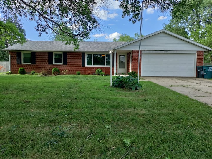 Brick House - 3 Bedroom Near Mcgalliard - Muncie, IN