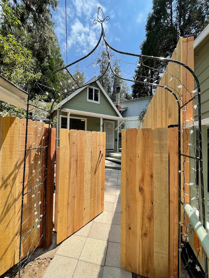 Mooncrest - Whimsical Cottage By Lake Gregory - San Bernardino, CA