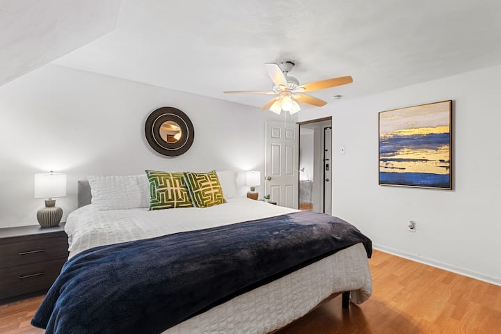 King Bd, 500+mbps Wifi, Free Parking - Forest Hills, PA