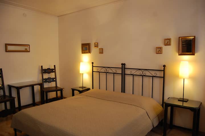 *Room With Private Bathroom/ensuite  (A)  ! - Venise