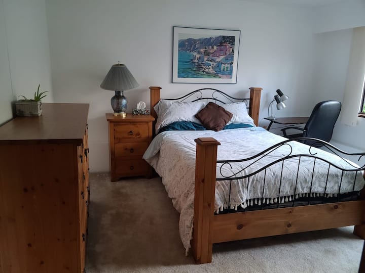 Central, Queen Bed With Private Bath, Level Entry - North Vancouver