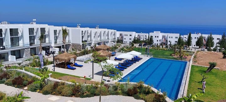 Ocean Breeze Penthouse With Pool & Gym - Chipre