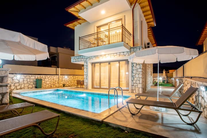 Havuz Olanağı Sunan Doğa Manzaralı Sakin Villa - Çukurbağ