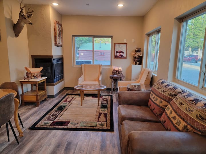 Upscale Double Full Xl Room 2 - West Yellowstone, MT