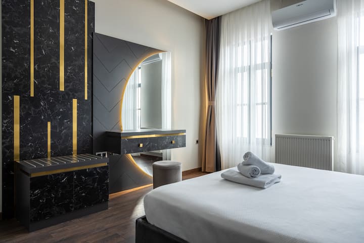 Istiklal Street And Taksim Are Next To You Beyoğlu - Karaköy