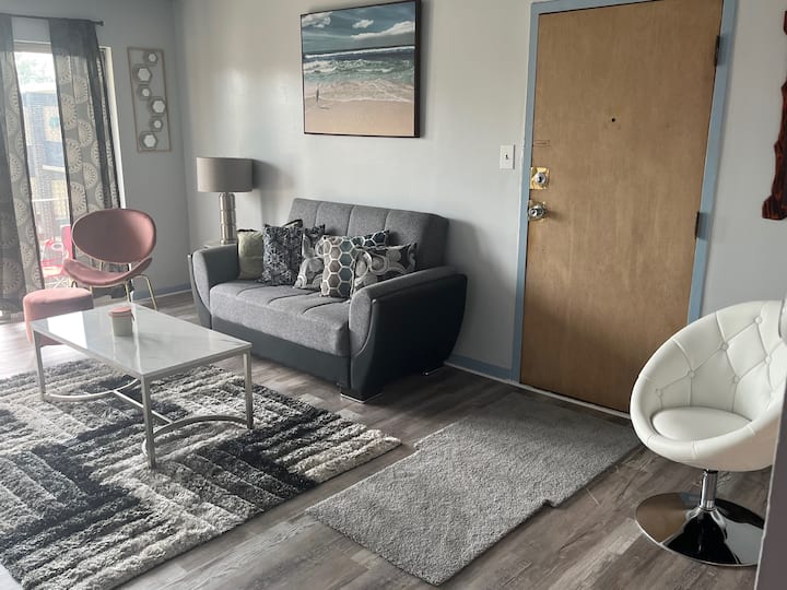 Serene 2-bedroom Condo W/ Patio - Lynwood, IL