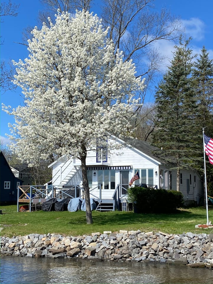 Cozy Lakeside Camp Minutes From Downtown Saratoga - Saratoga Springs, NY