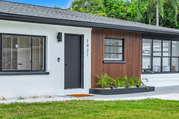 Pool House Couple Blocks From Lido & Siesta Key - Sarasota