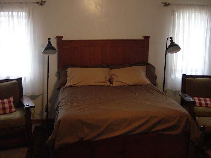 Queen Bedroom Suite With Private Bath - Springfield, MO
