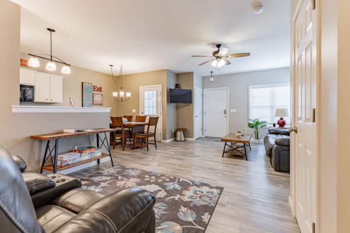 Spacious Townhouse With The Comforts Of Home - Champaign, IL