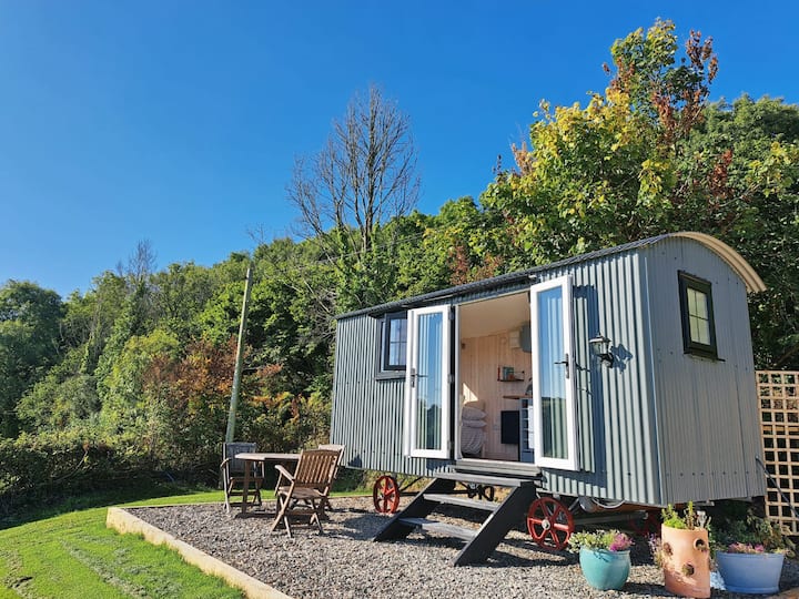 'Hazel' Shepherd's Hut & Hot Tub By The Coast - Holywell