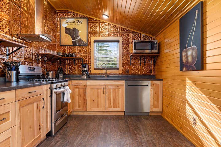 Up North 31 Hot Tub King Bed Pet Friendly Sleeps 8 - Interlochen, MI