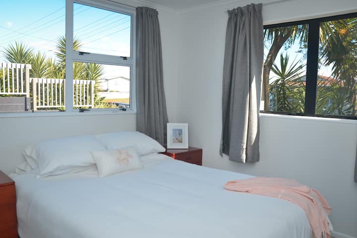 Cheerful And Modern 2 Bedroom Beach House - Papamoa