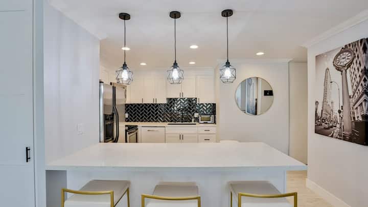 2 Bed, 2 Bath Modern, Private Living By The Beach - Newport Beach, CA