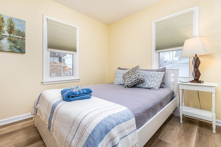Oaklie's Bungalow - Charming Home In Dubuque - Dubuque, IA