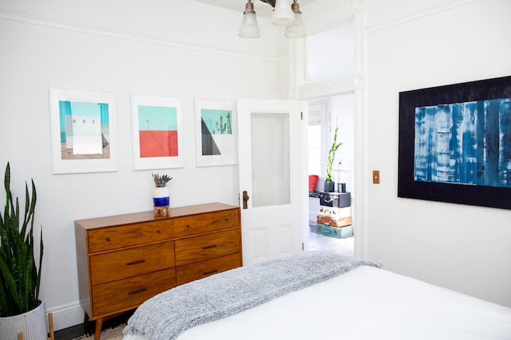 Top Floor Artist Retreat W/ Woodburning Fireplace - San Francisco, CA