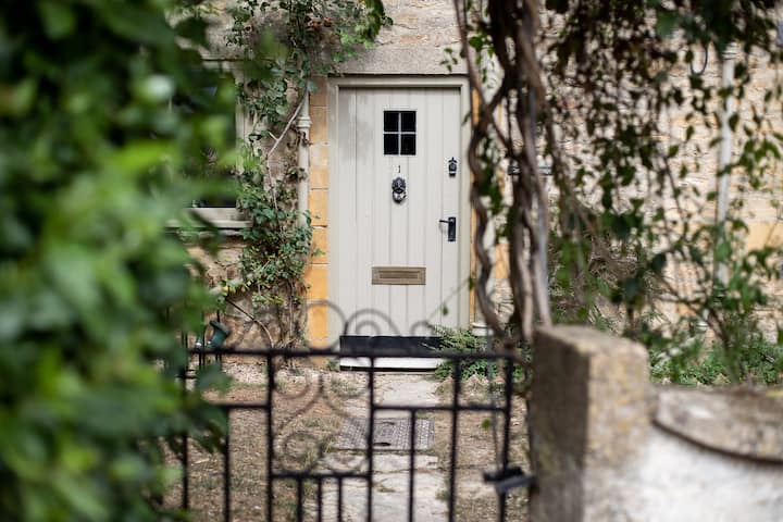 A Charmingly Stylish Cotswolds Cottage - Burford, UK