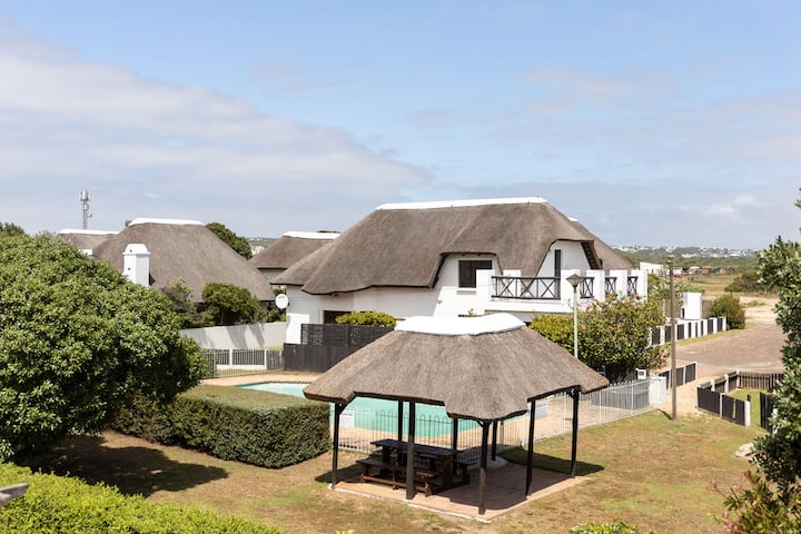 Cheerful Two Bedroom Cottage With Communal Pool - Saint Francis Bay