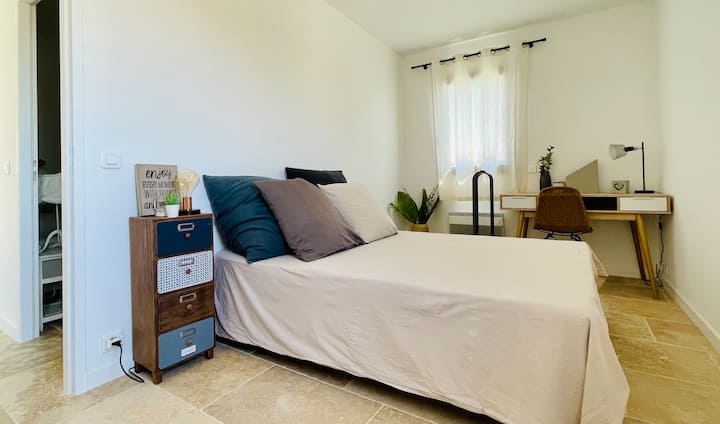 Chambre Dans Villa Avec Piscine - Trets
