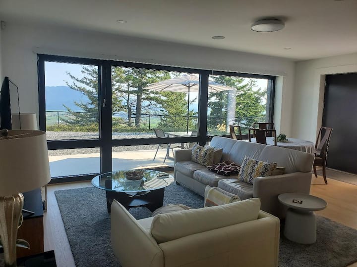 Luxury Suite With Mountain Views! - Abbotsford