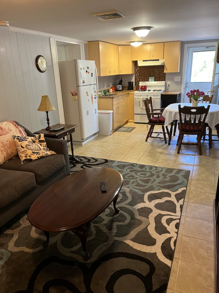 Cozy New Paltz Private Studio Apartment - New Paltz, NY