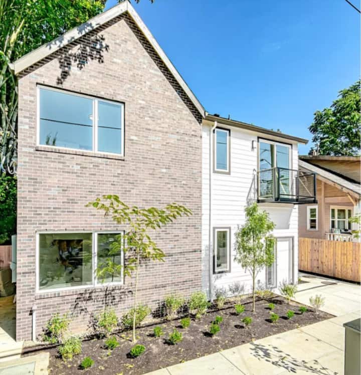 Bright, Modern, Artsy 1-bed Condo (New) - Portland, OR