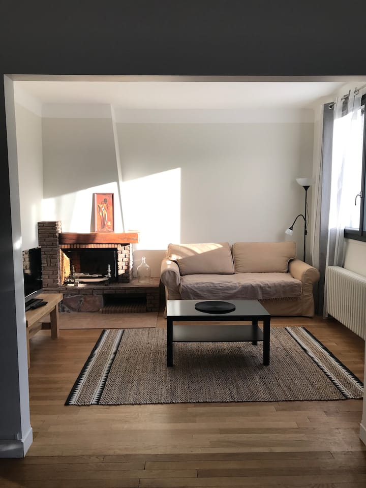 Dans Pavillon à Antony, Grand Deux Pièces. - Antony