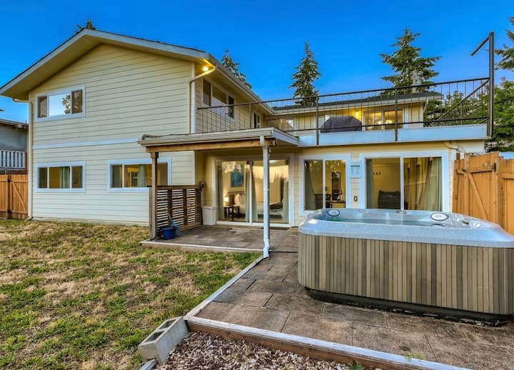 Huge Seatac 6b W/ Hot Tub! - Kent, WA