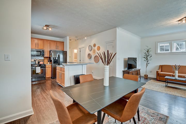 Columbia Cutie! 3 Bd, 2 Br, 2 Car Garage! - Indianapolis, IN
