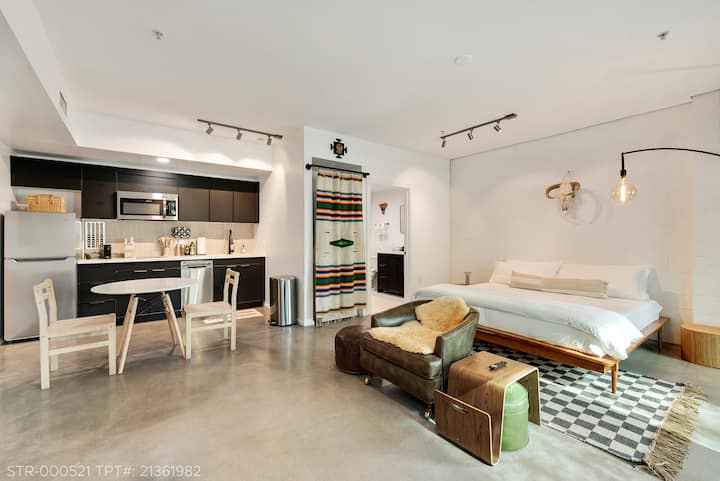 Saturn's Studio Apartment With Pool! - Tempe, AZ