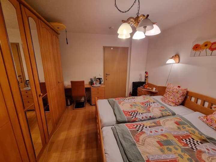 Zimmer Mit Kleinem Schreibtisch In Poing - Ismaning