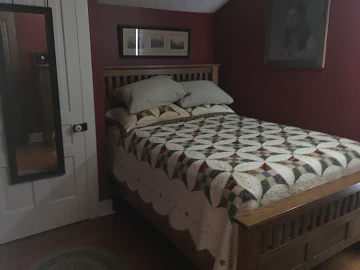 Vintage Chelsea Redroom - Chelsea, MI