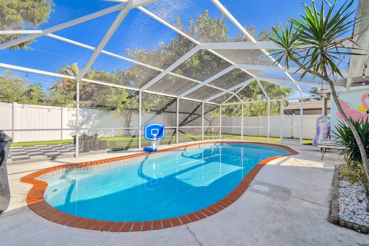 Insta Worthy Retreat -Arcade Room- Htd Pool- Golf - St. Petersburg, FL