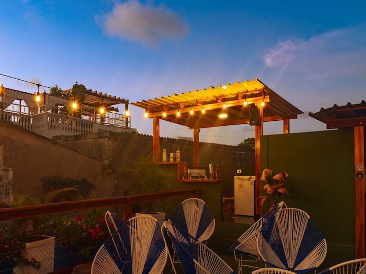 Cama Para Mujer En Habitación - Cartagena