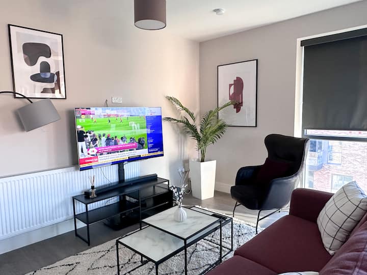 Stylish 2-br Apt W/ Balcony & 10m From Airport - Dublin